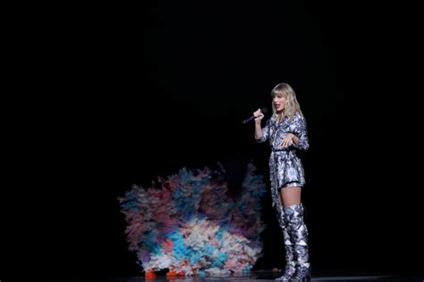 Taylor Swift Sexy On Stage Hot Celebs Home