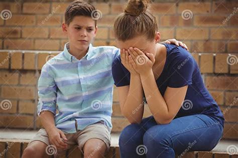 Écolier Consolant Son Ami Triste Sur Des étapes Dans Le Campus Photo Stock Image Du Fille