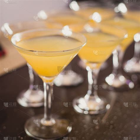 露天派对上各种不同颜色的酒精鸡尾酒