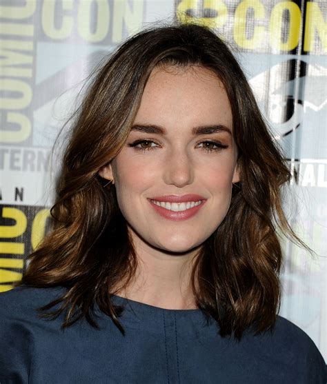 Elizabeth Henstridge Marvels Shield And Agent Carter Press And Panel At
