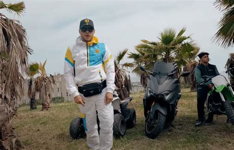 Le Rappeur Karav Fait La Promotion De Son Nouvel Album Dans Les Rues Des Sables Dolonne