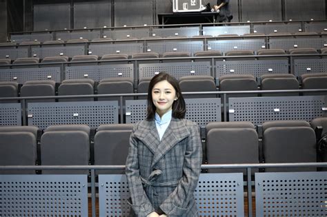 陈镜依出演话剧《青春之歌》 致敬为中国崛起而奋斗的先烈 知乎