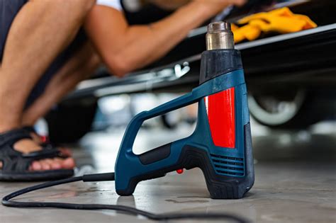 작업자가 상세 서비스에서 자동차에 자동차 보호 필름을 적용합니다 공사장 인부에 대한 스톡 사진 및 기타 이미지 공사장 인부 교통수단 긁힌 Istock