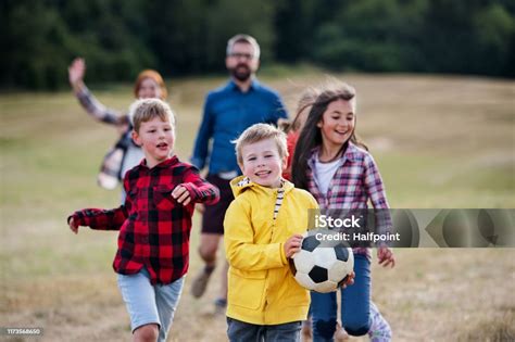 자연에서 필드 트립에 교사와 학교 어린이의 그룹 공을 가지고 노는 강사에 대한 스톡 사진 및 기타 이미지 강사 공 스포츠 장비 공부 Istock