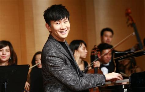 林俊杰疑似被曝新恋情，对此立马做出回应，网友，不管怎样祝福你