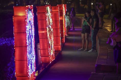 Año Del Dragón Las Farolas Del Calendario Chino Iluminan Las Noches De