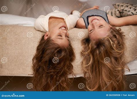 Sich Die Haare Fallen Lassen Zwei Junge Schwestern Auf Dem Bett