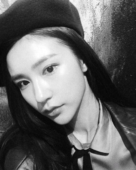 비비안 쿠시와 열애 인정 후 셀카 공개 뚜렷한 이목구비 눈길