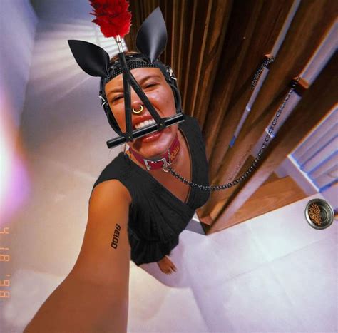 Foto De Millie Bobby Brown Struggles To Be Free From Her Pony Uniform