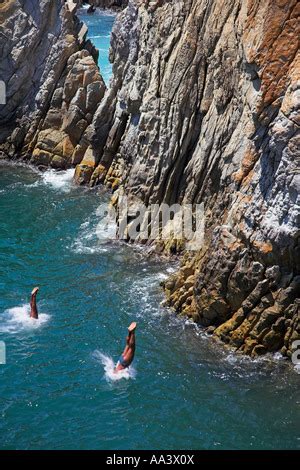 Zwei Felsen Taucher Clavadistas Nachttauchen Aus Klippe Gesicht La Quebrada Acapulco