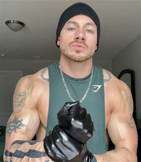 Tatted Army Vet Takes A Dump Home