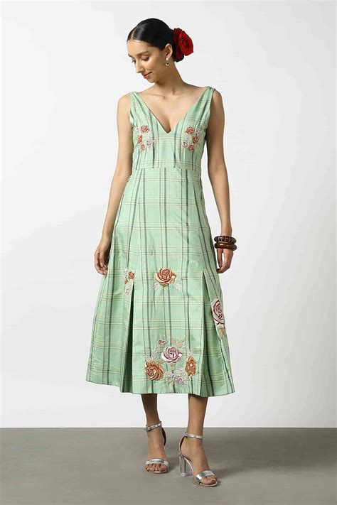 Buy Latha Puttanna Green Silk Handwoven Checkered Pattern Dress Online