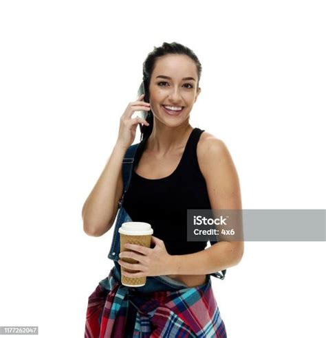 전체 길이1 인전면 1819 세 성인 아름 다운 검은 머리긴 머리포니 테일 백인 여성젊은 여성 앞서 흰색 배경 착용 턱받이 바지 웃고행복쾌활 한이야기 18 19세에 대한