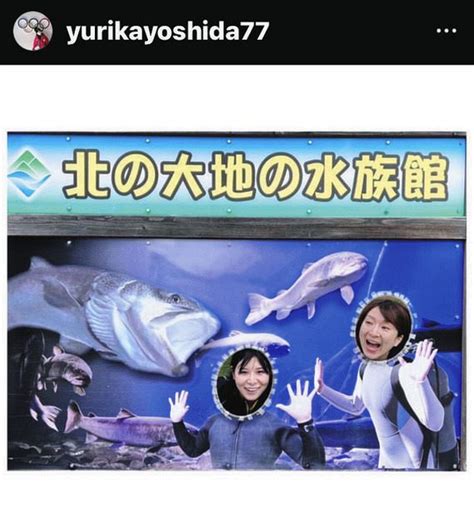 【写真】顔ハメで遊ぶ吉田夕梨花＆鈴木夕湖：中日スポーツ・東京中日スポーツ