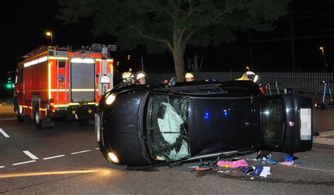 Hamburg Mann Fährt Gegen Poller Auto überschlägt Sich Mopo