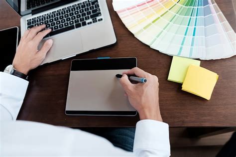 Diseño Gráfico Y Muestras De Color Y Bolígrafos Sobre Un Escritorio