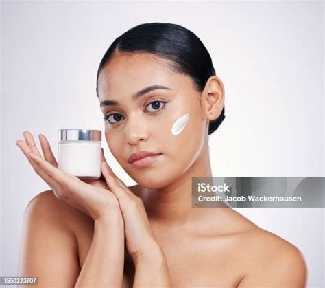 얼굴 미용 피부 피부 화장품을 위한 스튜디오에서 여성을 위한 크림 하얀 배경에 스킨케어 자기 관리 건강을 위해 제품 용기를 손에
