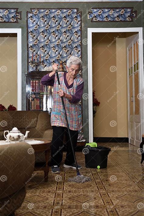 ältere Frau Mit Dem Mopp Der Den Boden Aus Ihrem Haus Macht Stockfoto