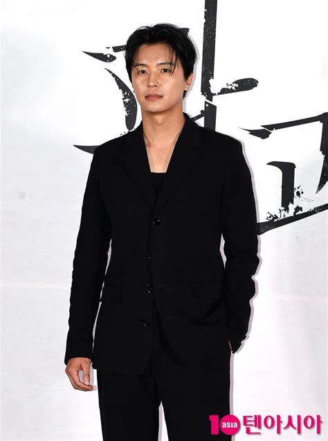 연우진 부드러운 눈빛ten포토 텐아시아