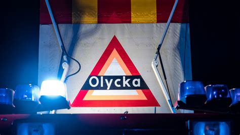 Sex Till Sjukhus Efter Kollision Två Barn