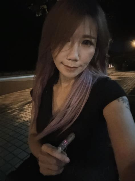 我抽茄很隨性 平日晚上社區馬路邊 白天小七有椅子坐椅子 沒坐位時就坐在老黑上 茄人們呢？ 雪茄 雪茄日常
