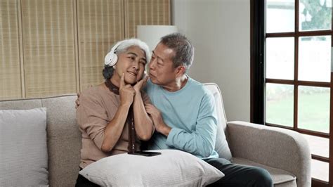 1 600 Couple Jeune Vieux Vidéos Libres De Droit 4k Et Hd Istock