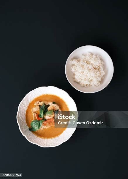 흰 그릇에 닭고기와 야채를 곁들인 전통 태국 카레 찐 흰 쌀밥을 별도의 접시에 담아 어두운 배경에 놓은 정통 아시아 요리 컨셉 0명에 대한 스톡 사진 및 기타 이미지