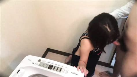 Eine Verheiratete Frau Die Die Wäsche Wäscht Wurde So Geil Dass Sie