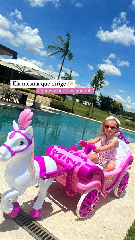 Ana Paula Siebert Mostra Filha De Três Anos Dirigindo Carruagem Avaliada Em Mais De R 3 Mil