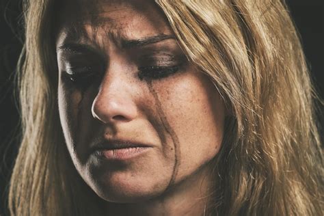 Persona Deprimida Llorando Imágenes De Persona Llorando Descarga