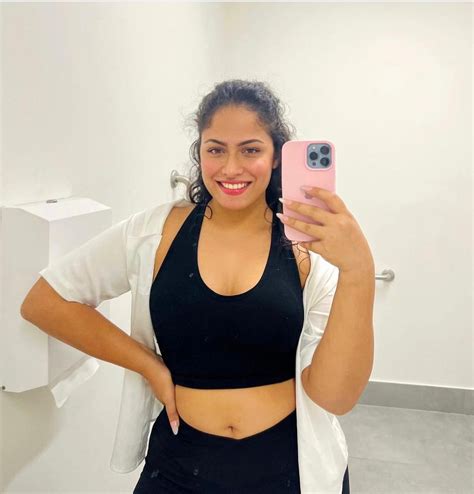 පිටිපස්සෙන් දැක්කත් අදුරන ලංකාවේ නිළිය සදනිගේ කව්රුත් නොදුටු අලුත්ම ජායාරූප පෙළ Photos ගගන