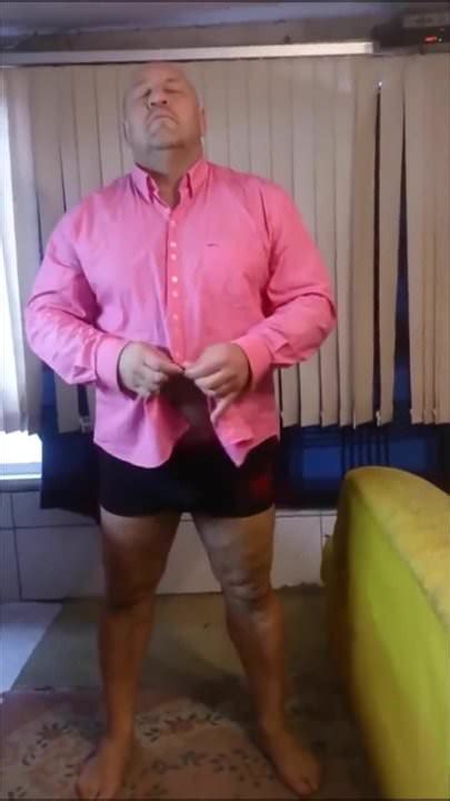 热辣的bearg爸爸脱衣舞 Xhamster