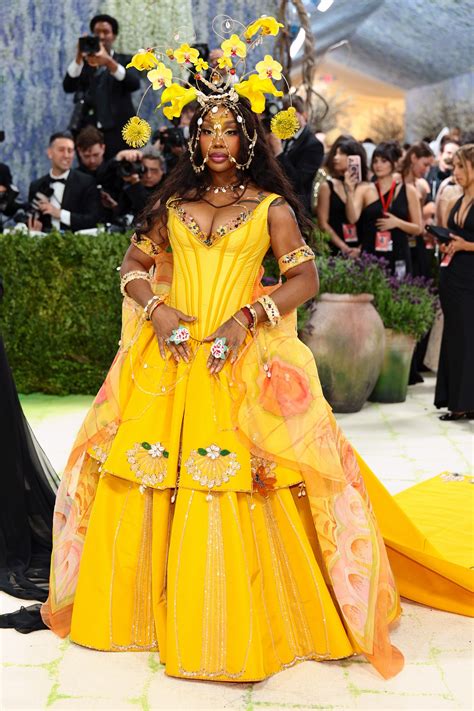 Sza Is A Golden Goddess In 100 Yards Of Fabric From Ebay At Met Gala