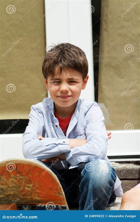 Ragazzo Che Si Siede Davanti Al Portello Fotografia Stock Immagine Di