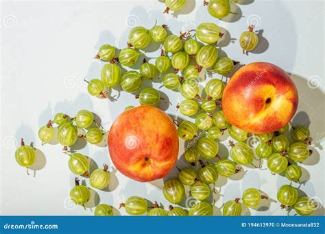 Perzik Of Nectarine En Perziksnede Met Blad Op Witte Achtergrond Stock Foto Image Of Isoleer