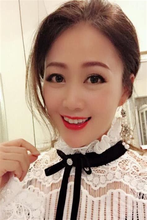 梁小冰跟老公近照，夫妻兩個似凍齡，韋小寶夫人再聚還是阿珂美 每日頭條