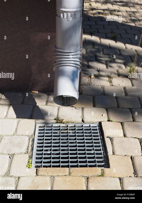 Regenwasser Fließt In Hausabfluss Fotos Und Bildmaterial In Hoher