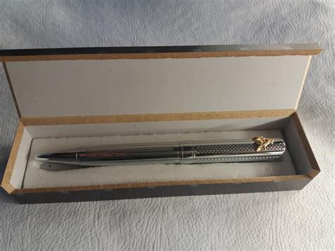 Caneta Prateada Esquadro E Compassotinta Azul Horus Alfaia