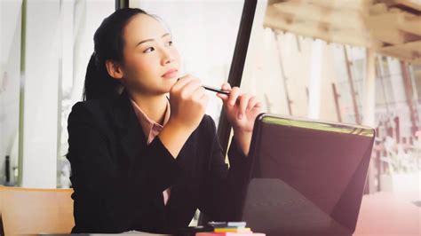 Trial Attorney Shares His Tiny Secret For Giving Feedback People