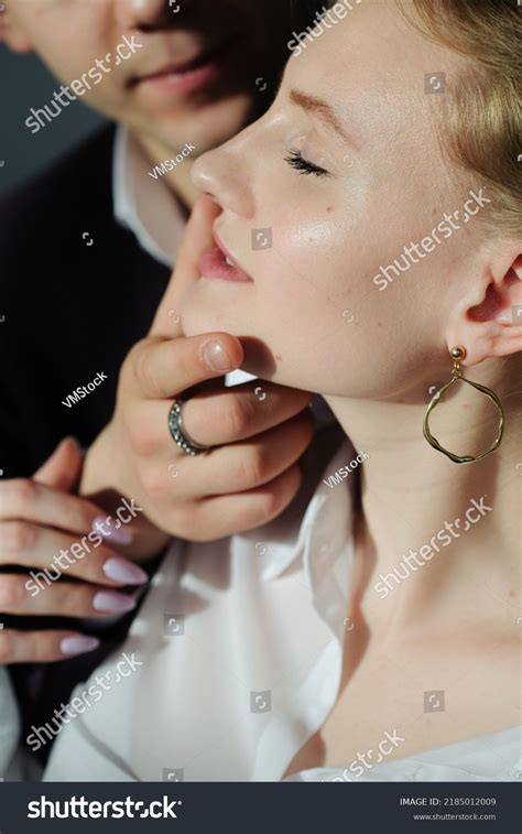 13 658 Imágenes De Guy Touching Girl Imágenes Fotos Y Vectores De Stock Shutterstock