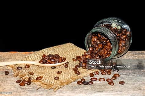 Biji Kopi Dalam Botol Tersebar Dari Botol Foto Stok Unduh Gambar Sekarang Alamiah Kondisi