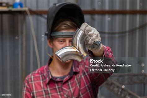 체크 무늬 빨간 셔츠에 젊은 남자 용접기 는 스테인레스 스틸 파이프 아르곤 용접 철 작업실을 보여줍니다 현대 용접 방법 강철에 대한 스톡 사진 및 기타 이미지 Istock