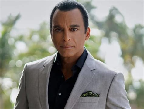 A Los 64 Años Jon Secada Finalmente Admite Lo Que Todos Sospechábamos