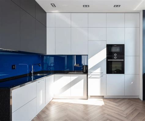 15 Inspirasi Desain Kitchen Set Warna Biru Putih Yang Sejuk Pinhome