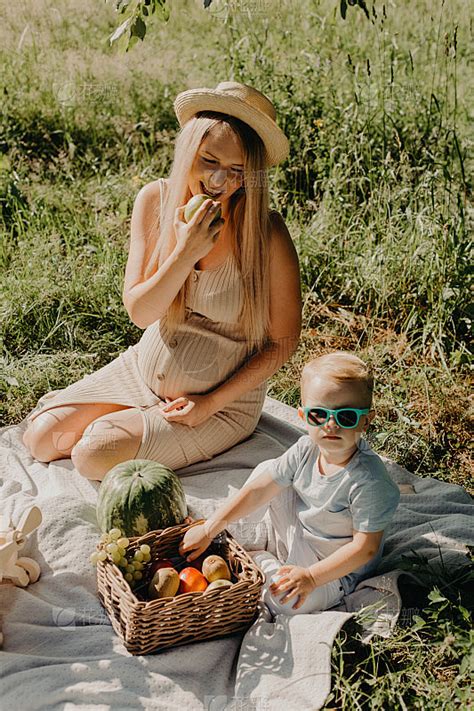 可爱的家庭野餐在公园。