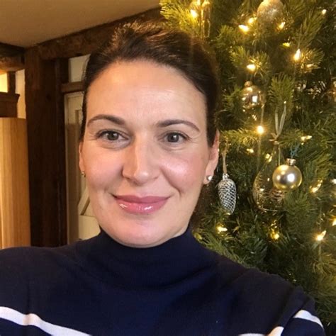 Angela Archer Ihbc Holistic Therapist Barn Girl Beauty Linkedin