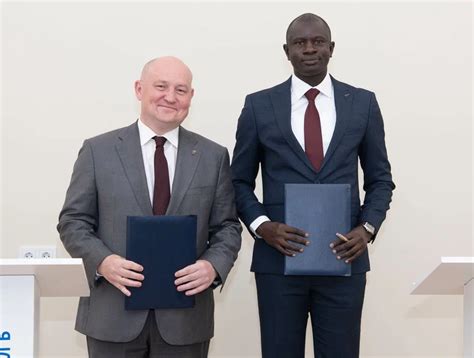 Visite De Dr Babacar Diop Maire De Thiès à Sébastopol Signature Dune Convention De Partenariat