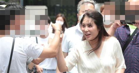 포토 김소유 팬들과 주먹인사