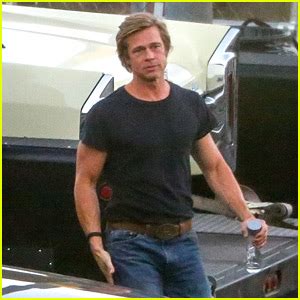 Brad Pitt Looks Buff In His Black Tee On Set With Leo Dicaprio Brad Pitt Leonardo Dicaprio