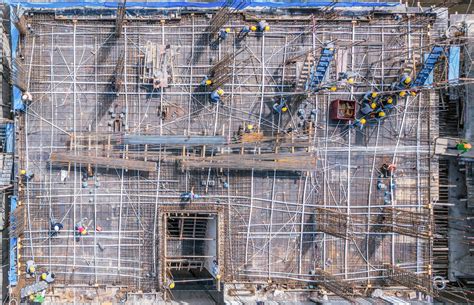 工地高清图片 繁忙的工业建筑工地工人用起重机工作的鸟瞰图。中午开发高层建筑的顶视图。 建筑 城市免费下载 格式 4000像素 编号